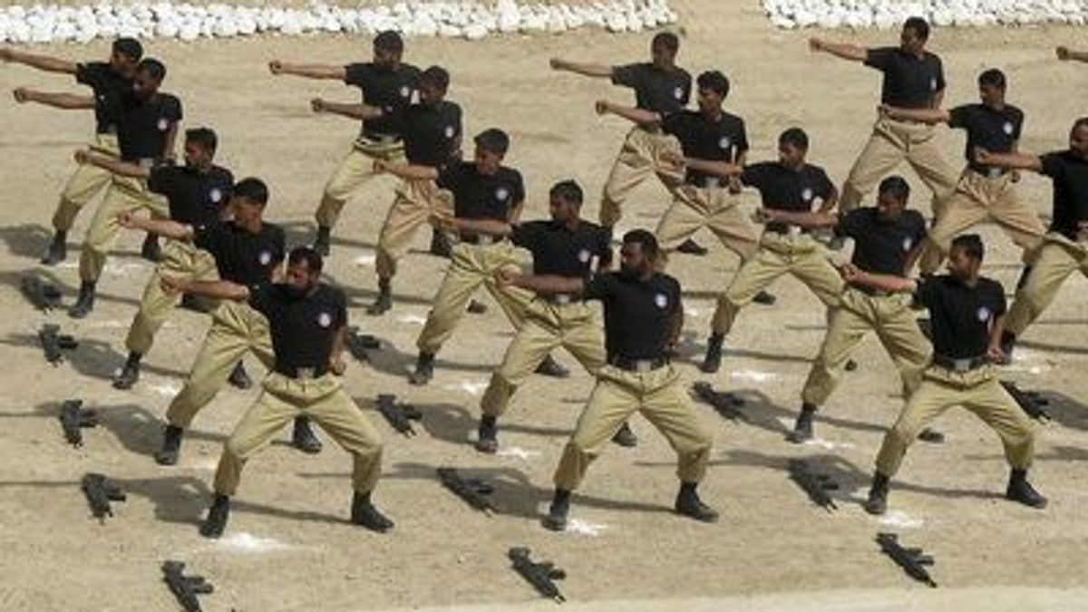 Imaginea zilei: Inaintare in grad in politia pakistaneza | PRO TV