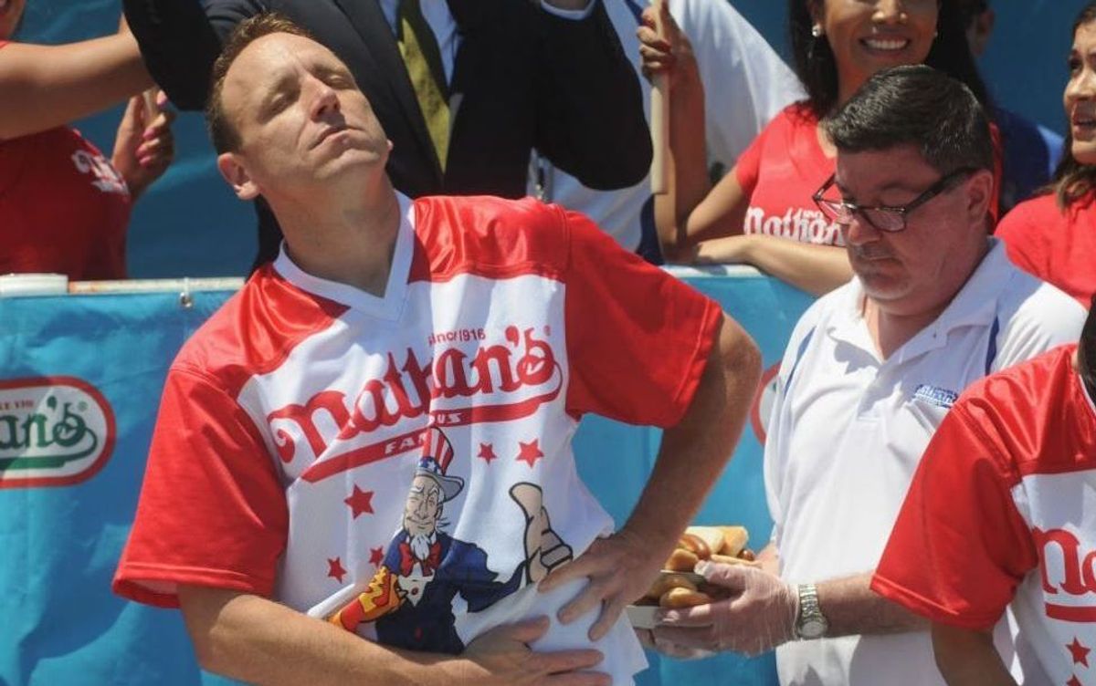 Bărbatul care a mâncat 71 de hot-dogi în 10 minute de Ziua Americii ...