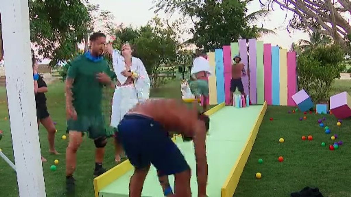 Alexandra Duli, demonstrație de twerk în piscină! | Scene si bonusuri ...