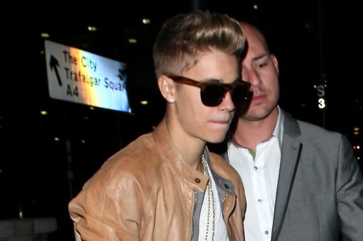 Justin Bieber s-a facut de ras in fata paparazzilor. S-a imbracat exact ...