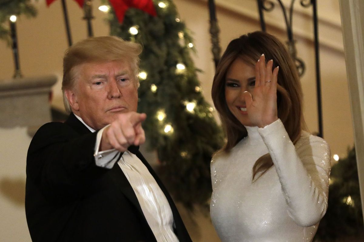 Melania și Donald Trump, poza oficială de Crăciun. Ce spun experții în ...