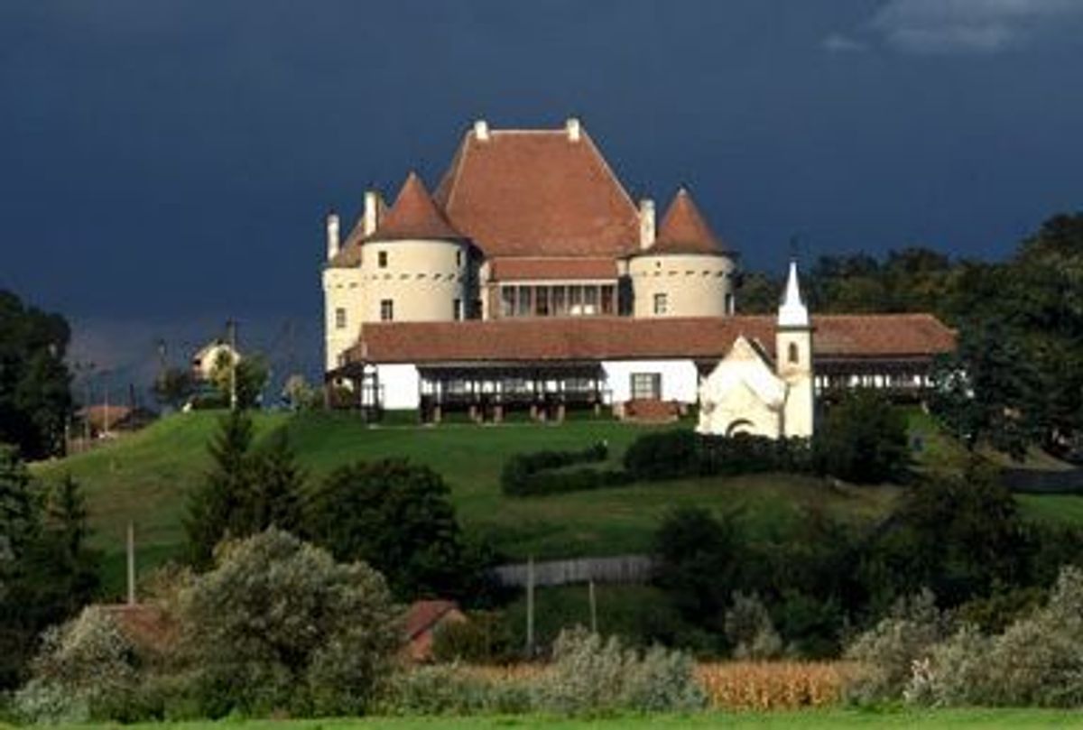 Ultima fita in materie de turism: nopti la castel. Cat costa sa ...