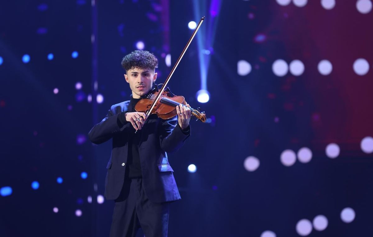 Românii au talent 2022: Máté Kozma, interpretare inedită a unor hit-uri ...