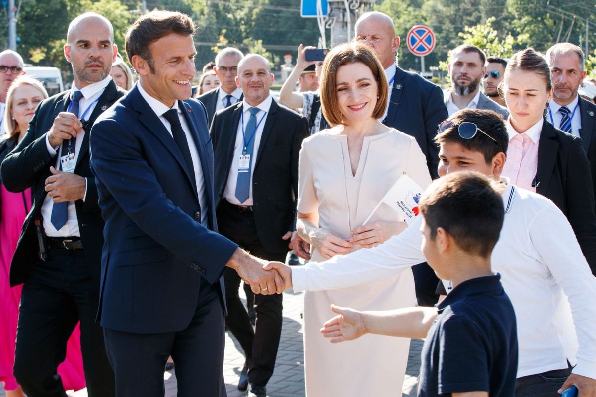 Maia Sandu și Emmanuel Macron, la o plimbare prin centrul Chișinăului ...