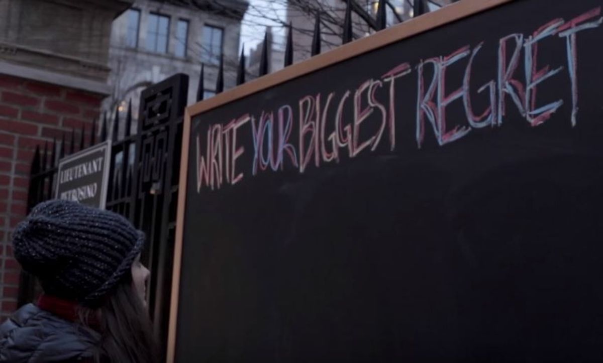 Au pus o tabla in plina strada si i-au lasat pe trecatori sa scrie cele ...