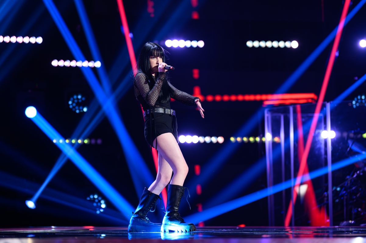 La doar 16 ani, rockerița Rebeca Bosnea „a rupt scena” cu un hit de la ...