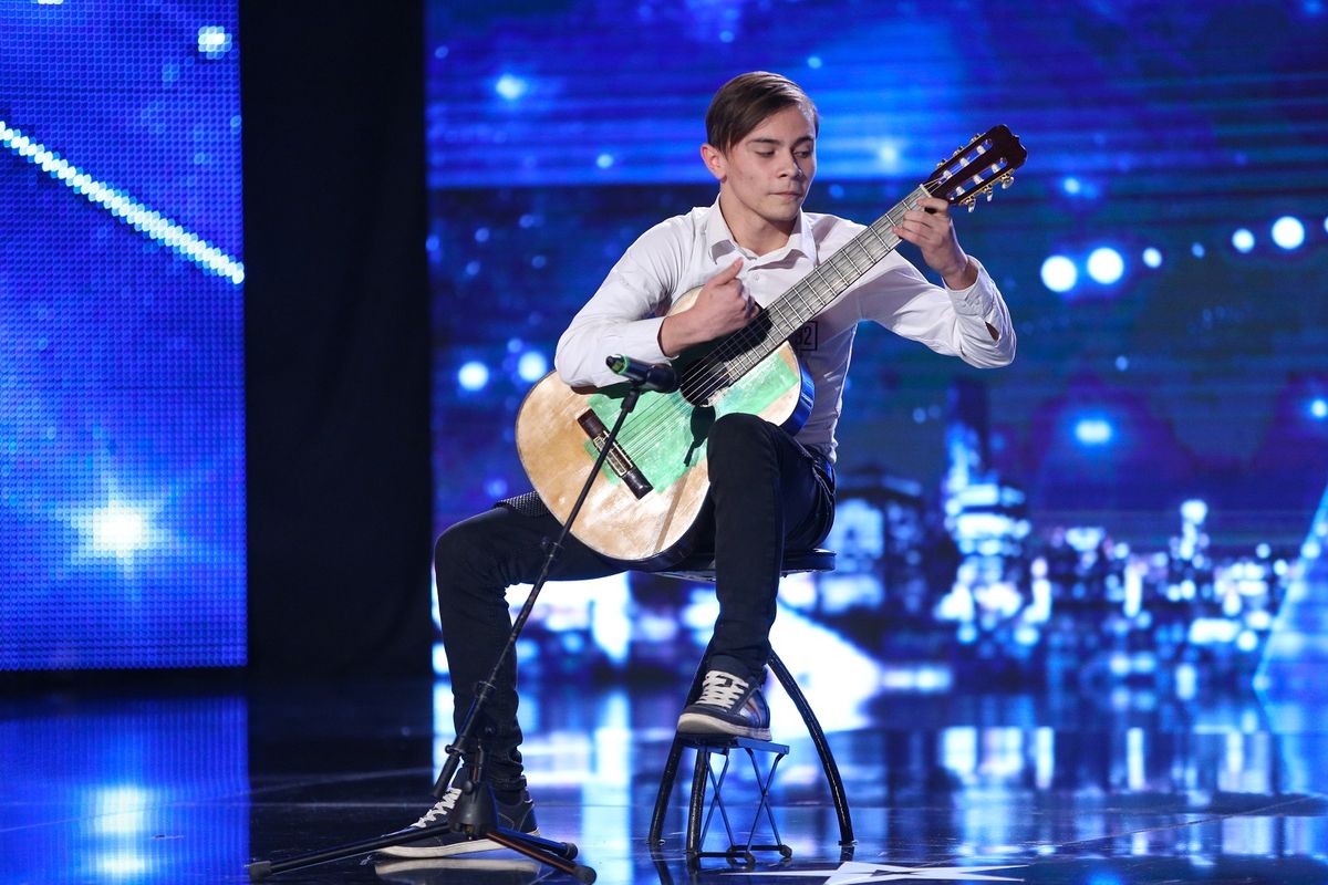Romanii au talent 2016: Adrian Neacsu - Interpreteaza la chitara o ...