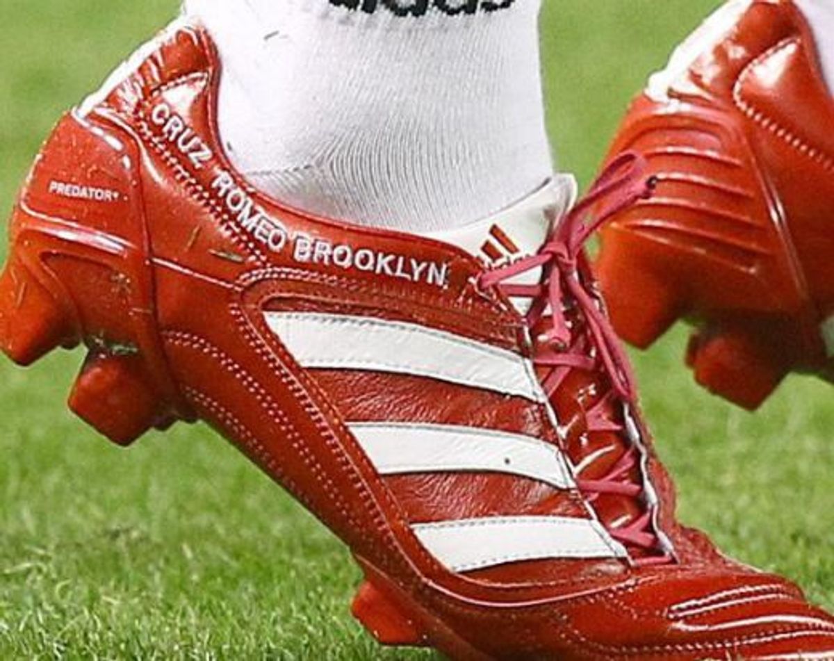 David Beckham si-a scris numele baietilor lui pe ghetele de fotbal | PRO TV