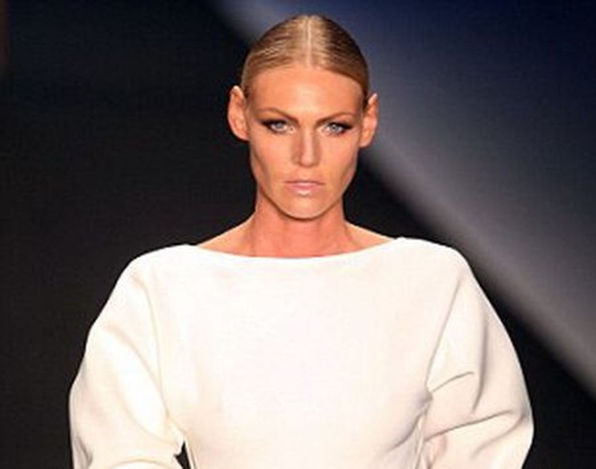 O fotografie cu un model care defileaza intr-un body alb face ...