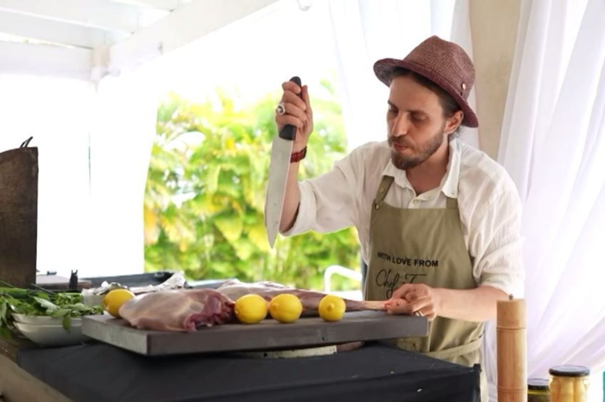 Chef Foa gătește miel împănat cu usturoi și salată de legume la grătar ...