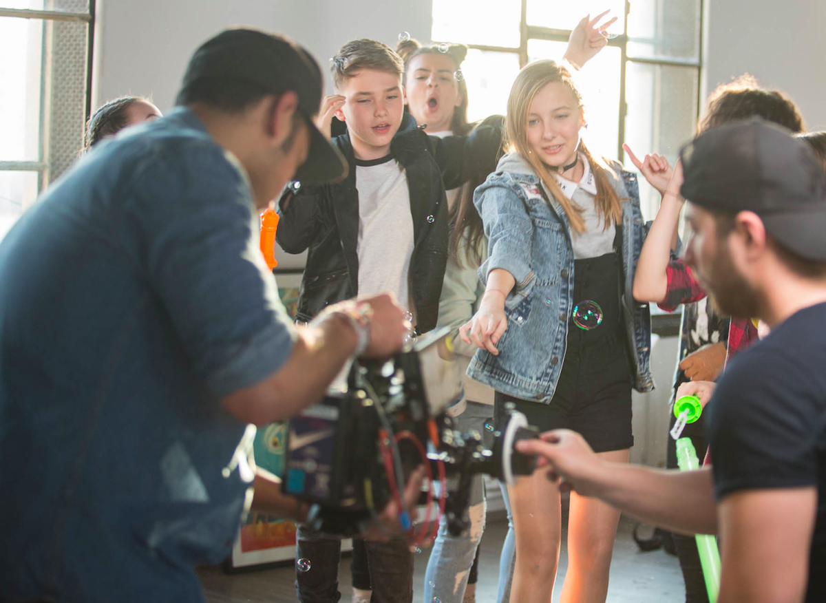 INNA lanseaza "Kids in Town" impreuna cu The Kidz, cei noua copii din ...