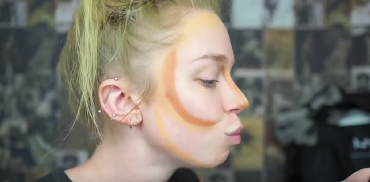 La prima vedere pare ca si-a pictat pe fata o masca de clovn, insa ...