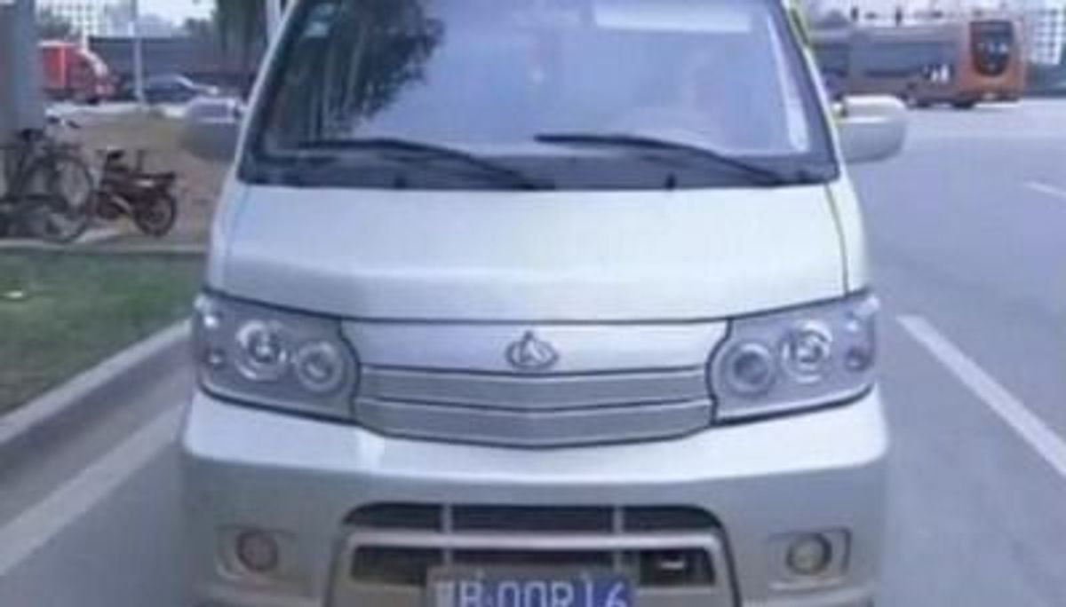 66 de copii chinezi, intr-o masina de 8 locuri! VIDEO | PRO TV