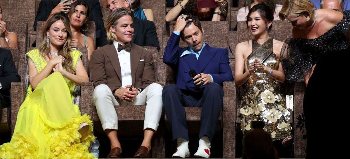 L-a scuipat Chris Pine pe Harry Styles la Festivalul de Film de la ...