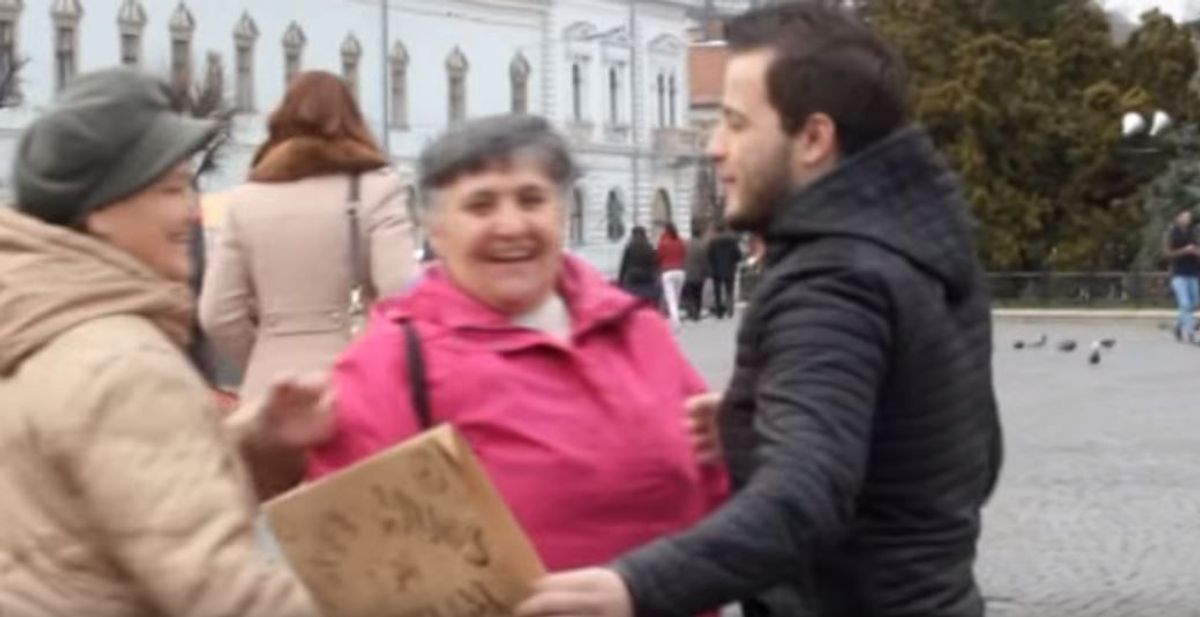 Se lupta cu prejudecatile. Ce a facut un tanar in centrul orasului Cluj ...
