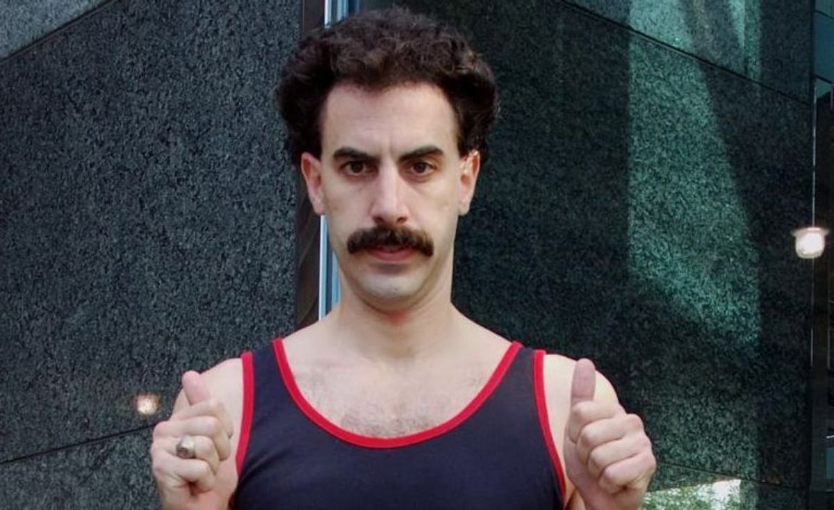Borat, la plaja, dar nu in costumul care l-a facut faimos. Cum arata ...