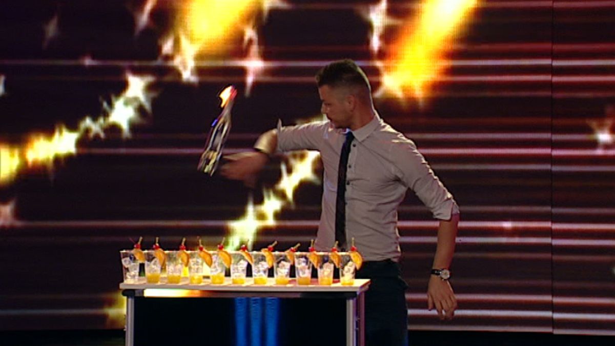 Valentin Luca - invitat in semifinala 3 "Romanii au talent" | Scene si ...