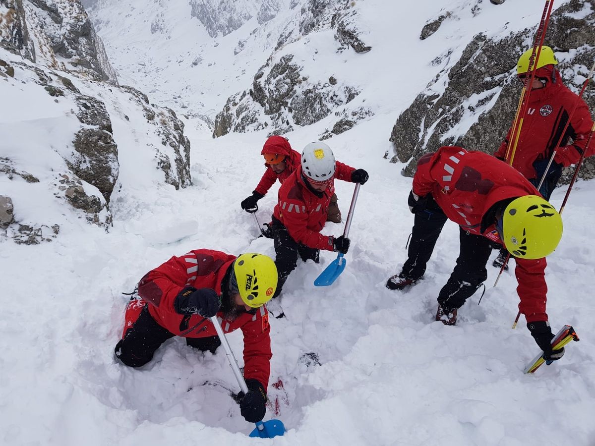 Pericol de avalanșe pe Valea Prahovei. Salvamontiști: În acest weekend ...