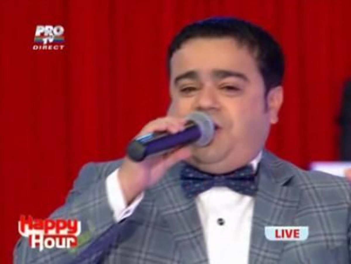 Adi Minune a cantat o versiune proprie a piesei "I'm into you" a lui ...