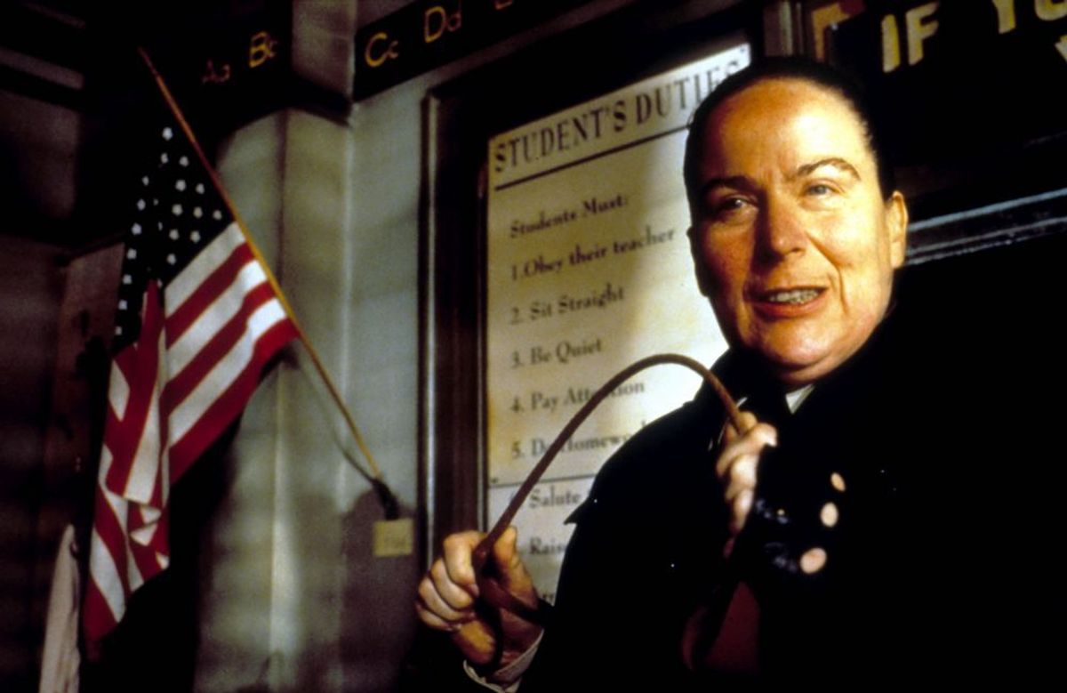 Iti amintesti de directoarea din filmul Matilda? Vezi cum arata acum ...