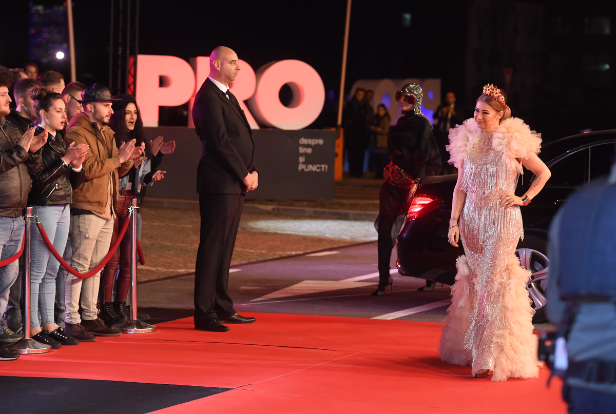 Anamaria Prodan și Iulia Albu, împreună pe covorul roșu, la evenimentul ...