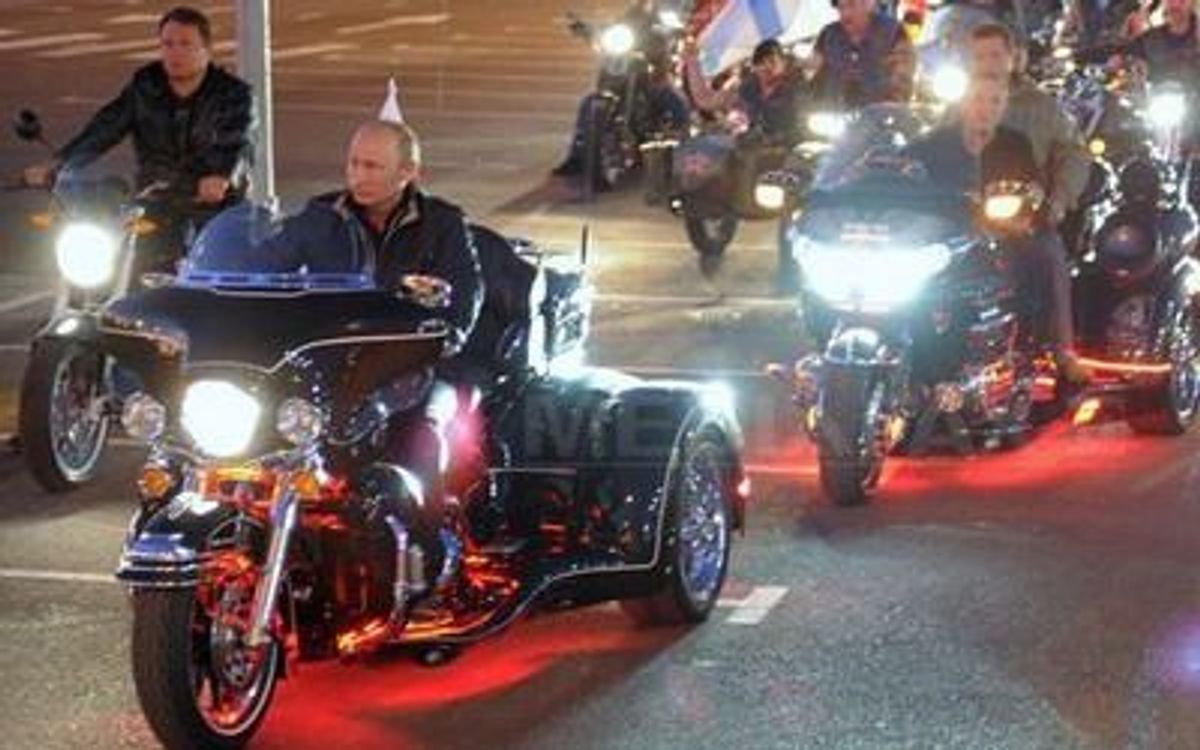 Vladimir Putin, pe un super Harley Davidson la o intalnire a ...