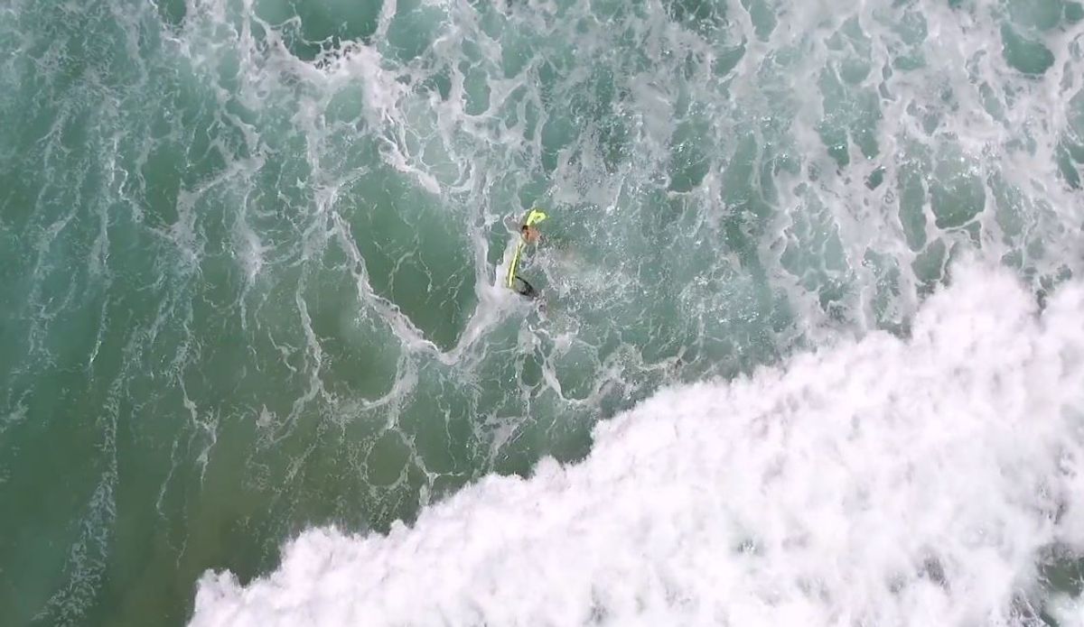 Inotatori aflati in primejdie, salvati in ultima clipa cu ajutorul unei ...
