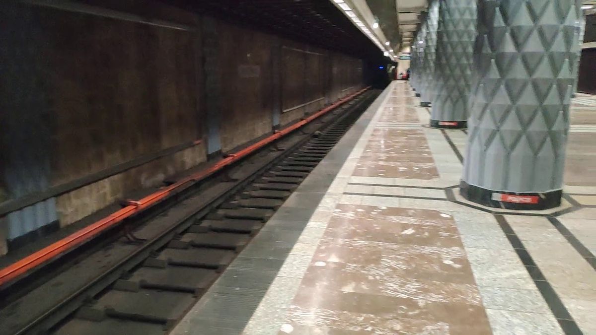 Stația de metrou din București unică în lume. Mii de călători pășesc ...