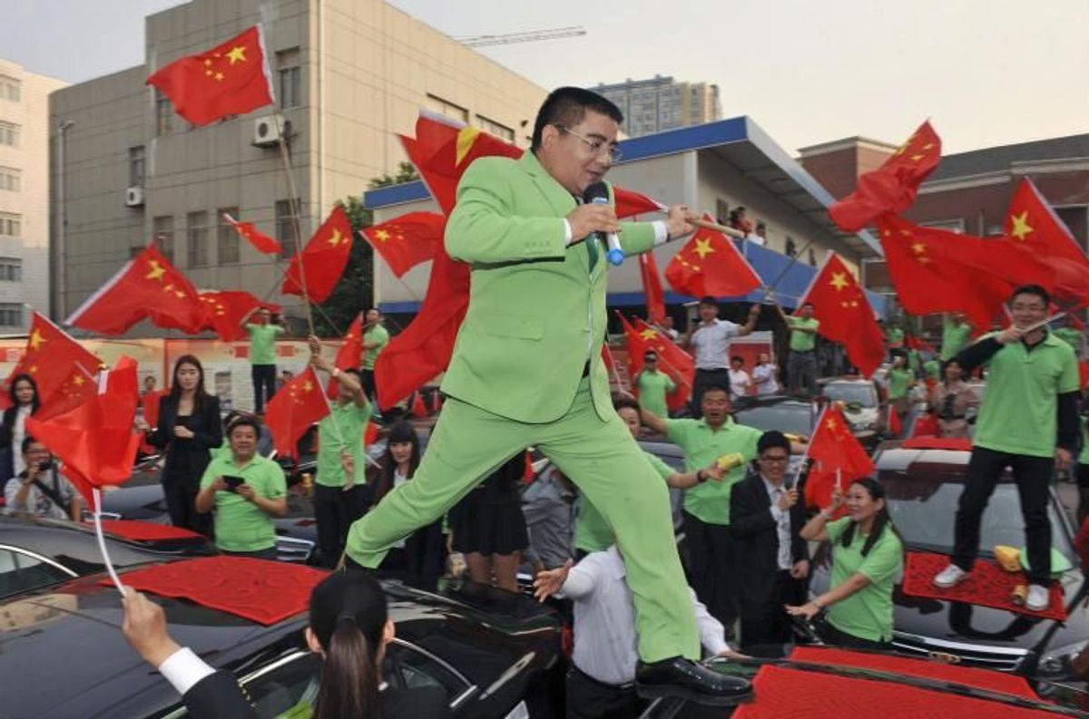 Un chinez milionar imparte oamenilor bancnote de 100 de dolari. Cum ...