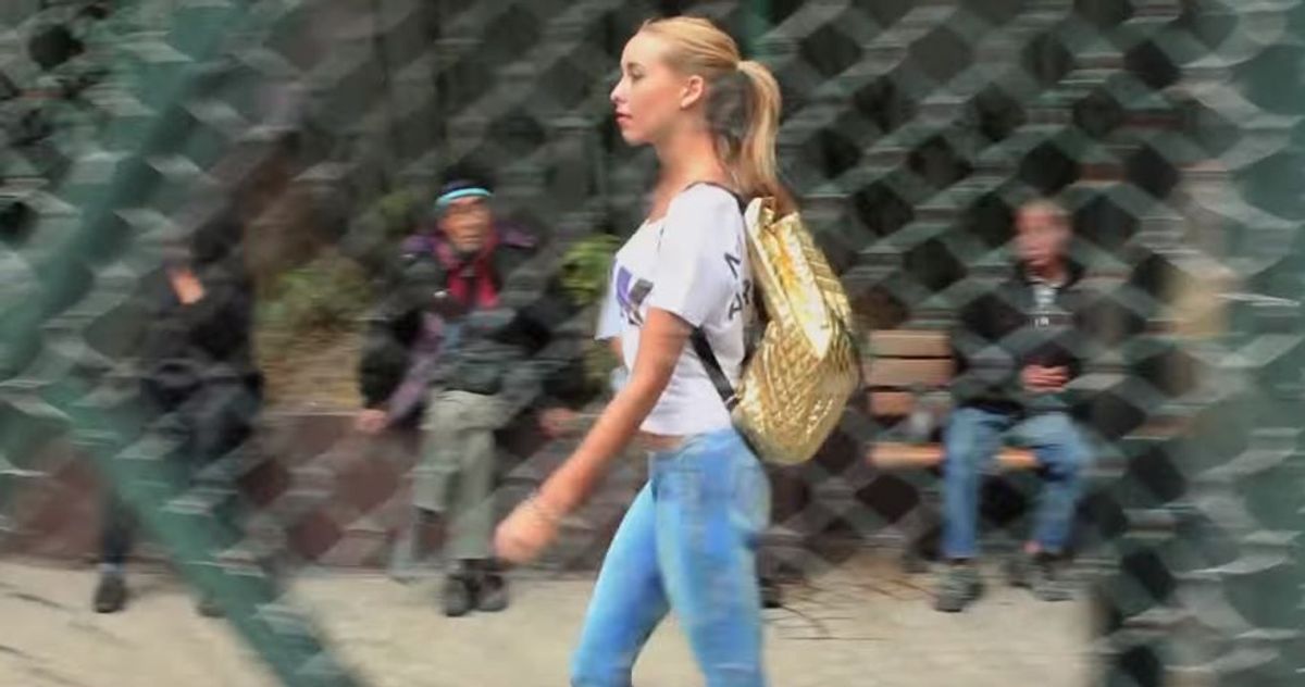 Experiment social inedit. O tanara s-a plimbat goala prin Hong Kong ...