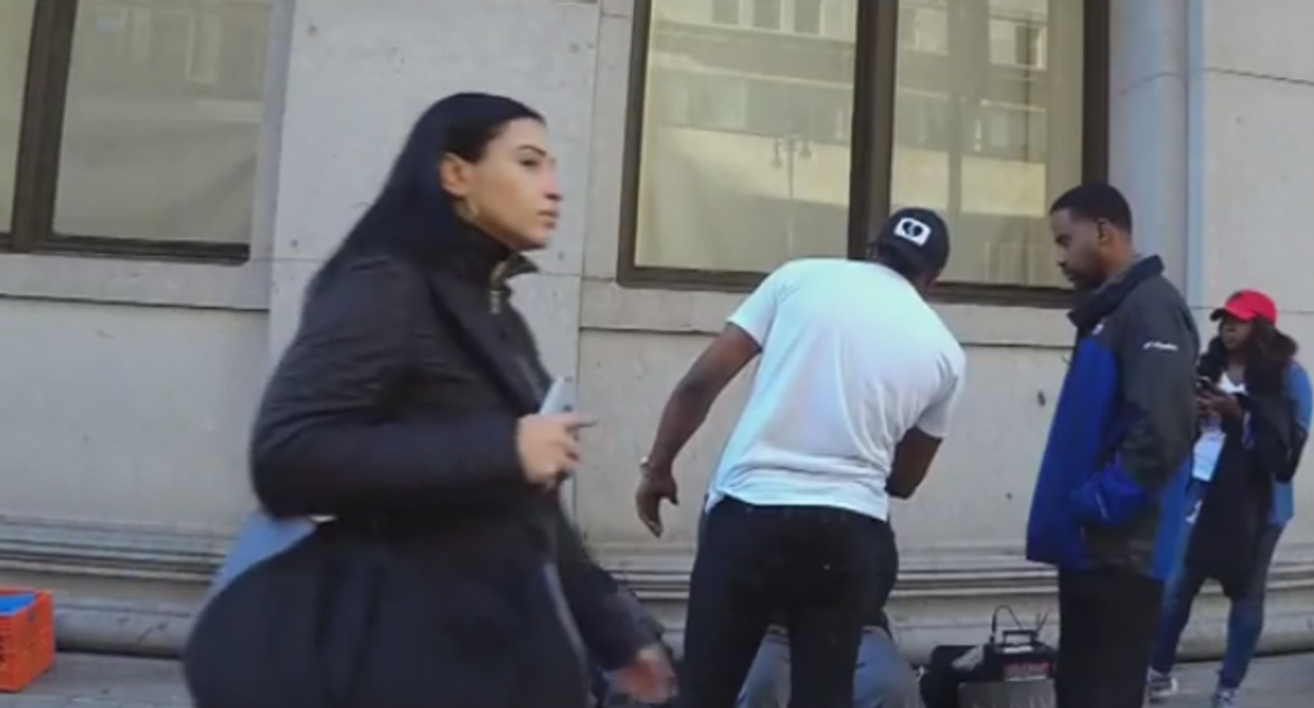 I-a dat un dolar unui om, dar si-a dat seama imediat ca poate sa faca ...