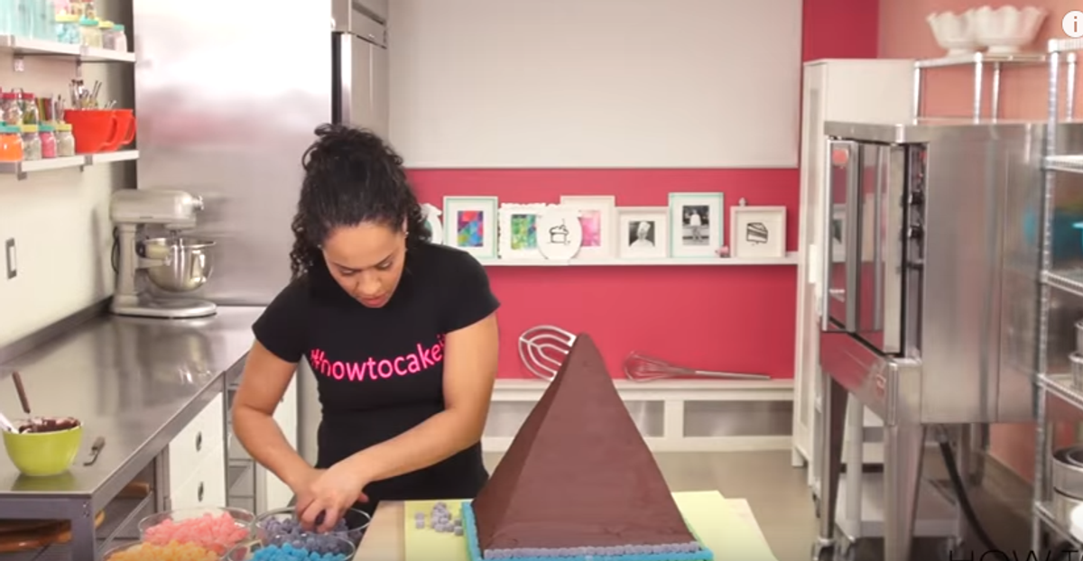 Arata ca un tort decorat in multe culori, dar atunci cand il taie ...