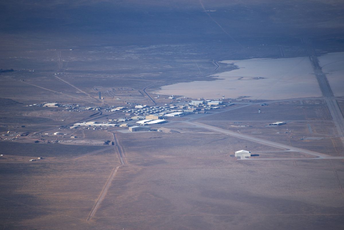 Ce a apărut deasupra controversatei Area 51, la o zi după ce Trump a ...