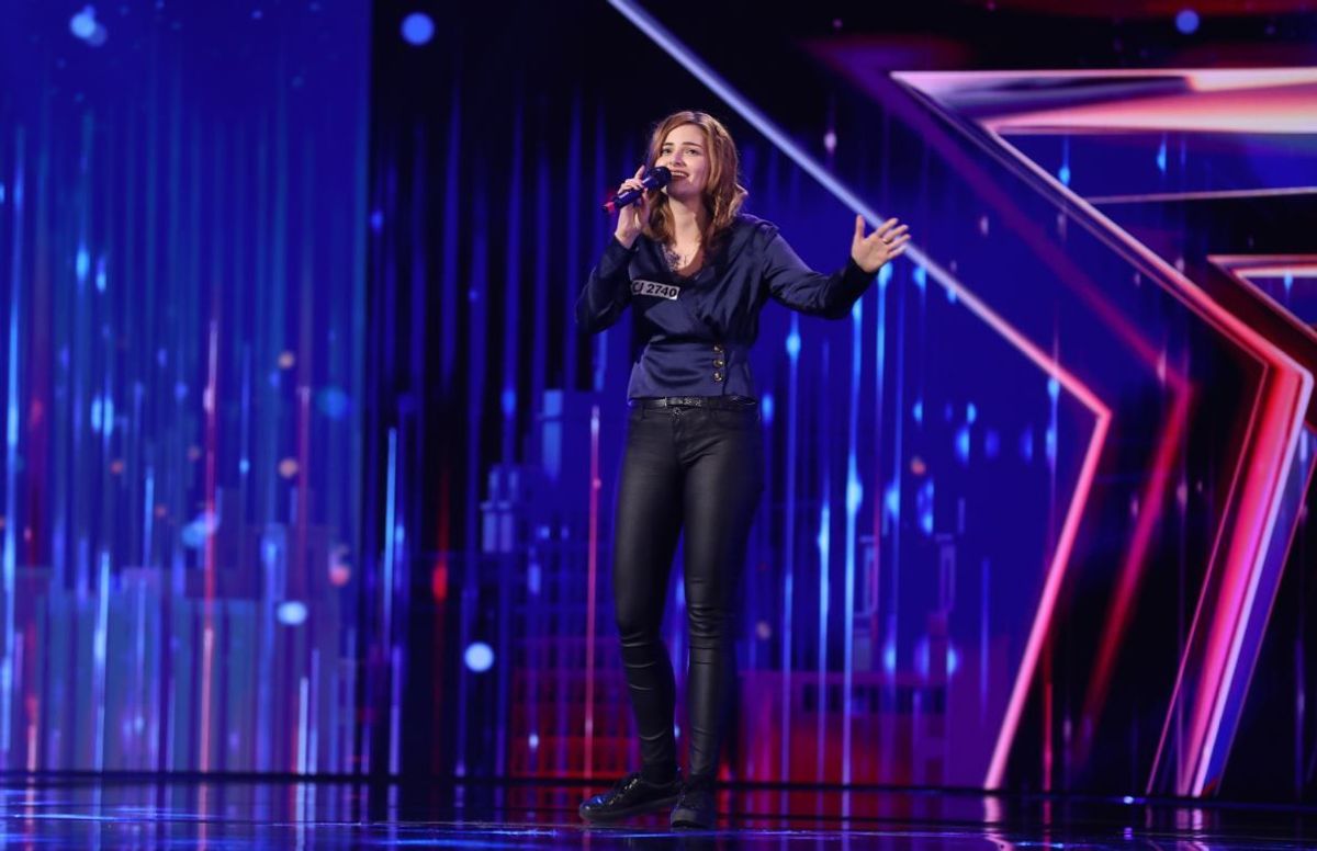 Românii au talent 2021: Stephanie Kiss, aplaudată în picioare de toți ...