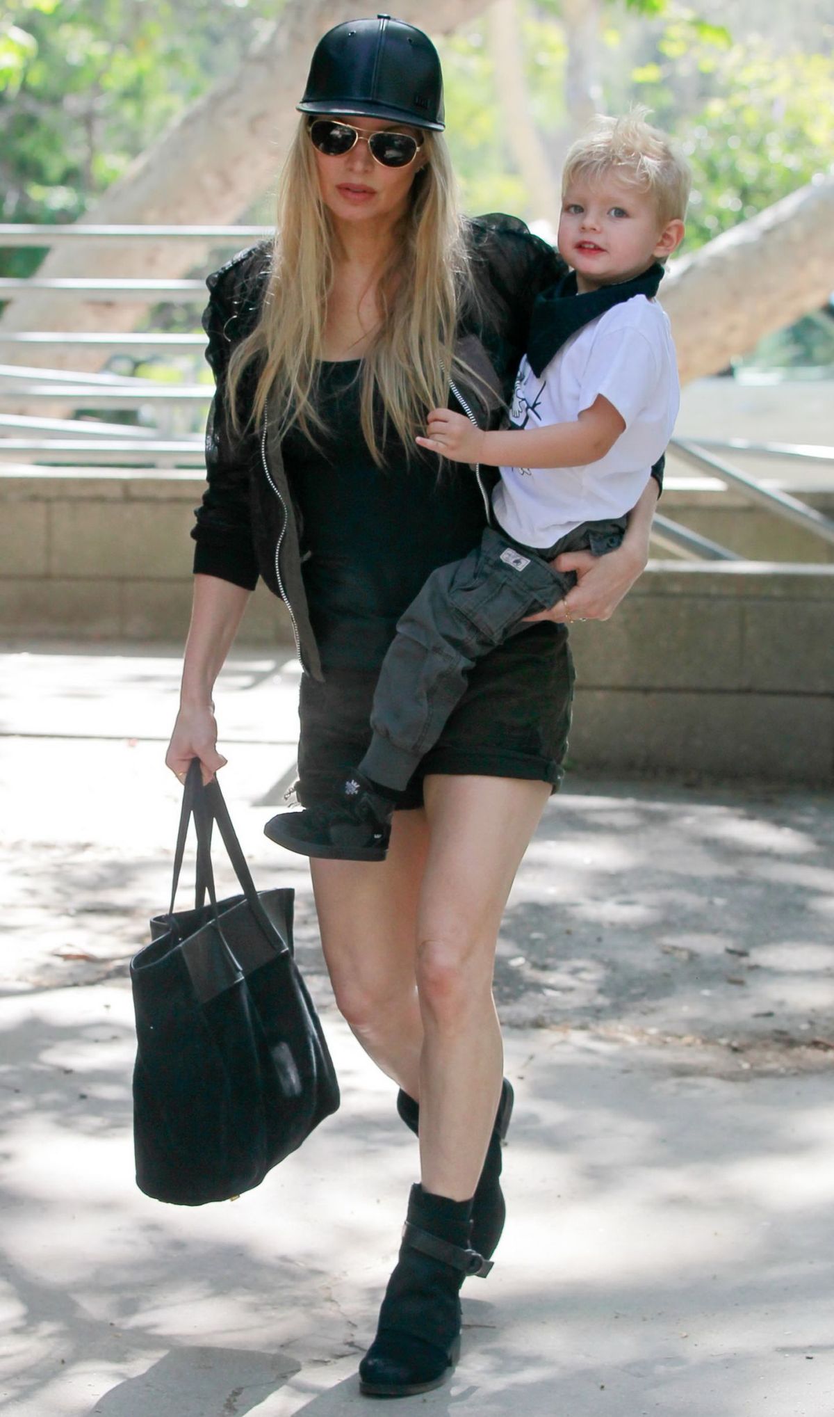 Cea mai cool mama din curtea gradinitei. Fergie, aparitie de senzatie ... Cea mai cool mama din curtea gradinitei. Fergie, aparitie de senzatie ...