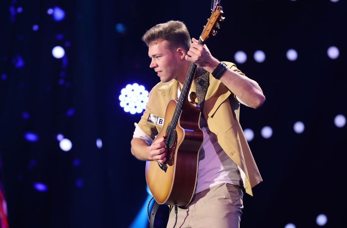 Românii au talent 2022: Victor Granețki, spectacol wow cu chitara sa ...