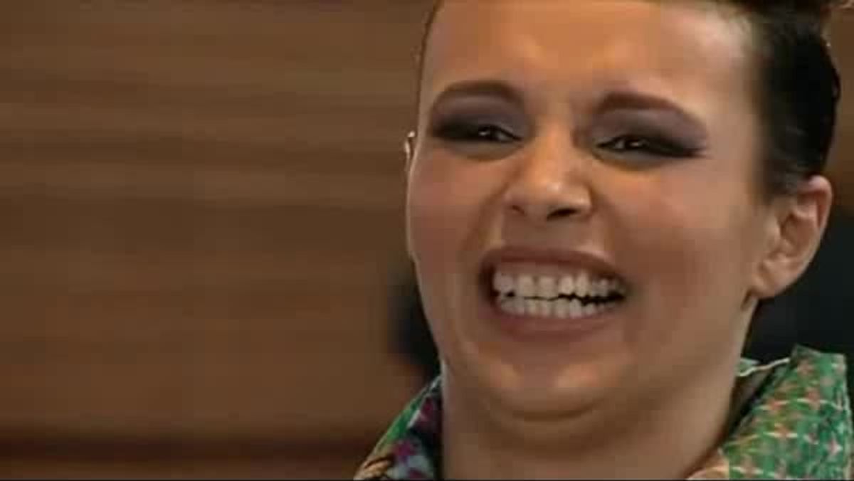 Flexibilitate de dansatoare. Cocuta nu prinde totusi buchetul miresei ...