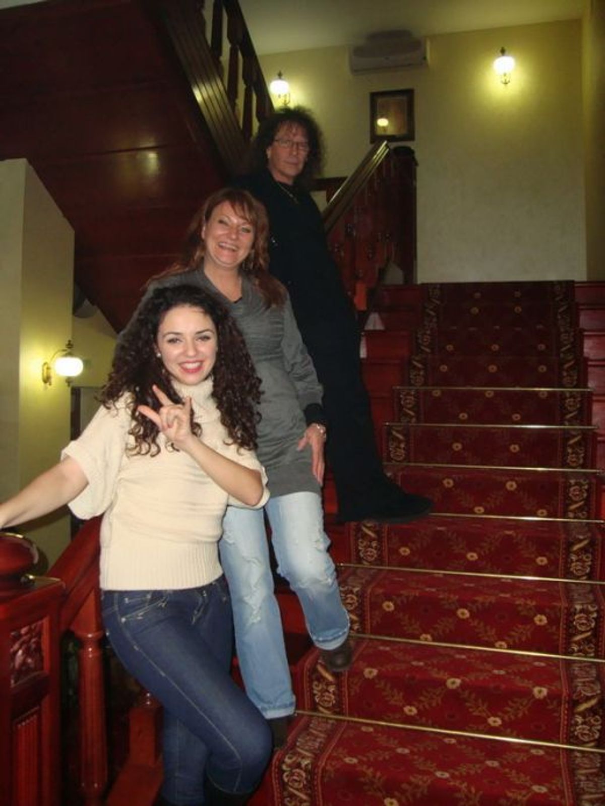 Simina Popa a petrecut Revelionul alaturi de membrii trupei Smokie | PRO TV