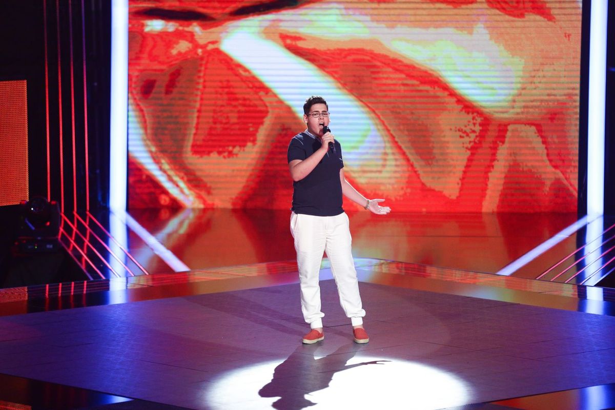 I-a cucerit pe antrenori cu o interpretare speciala a melodiei ...