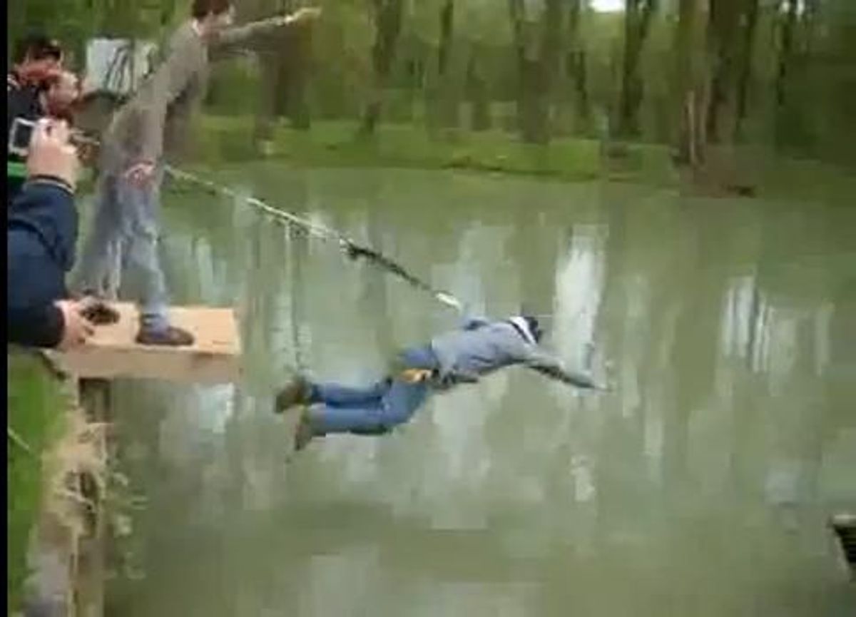 Super FUNNY! A facut bungee jumping si s-a trezit direct in lac! Uite ...