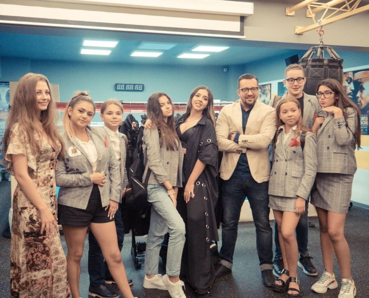 „6ASE”, serialul online românesc cu sute de mii de vizualizări ...