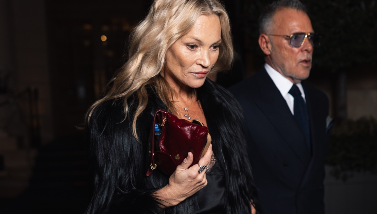 Cum a fost surprinsă Kate Moss în fața Hotelului Ritz din Paris, după o ...