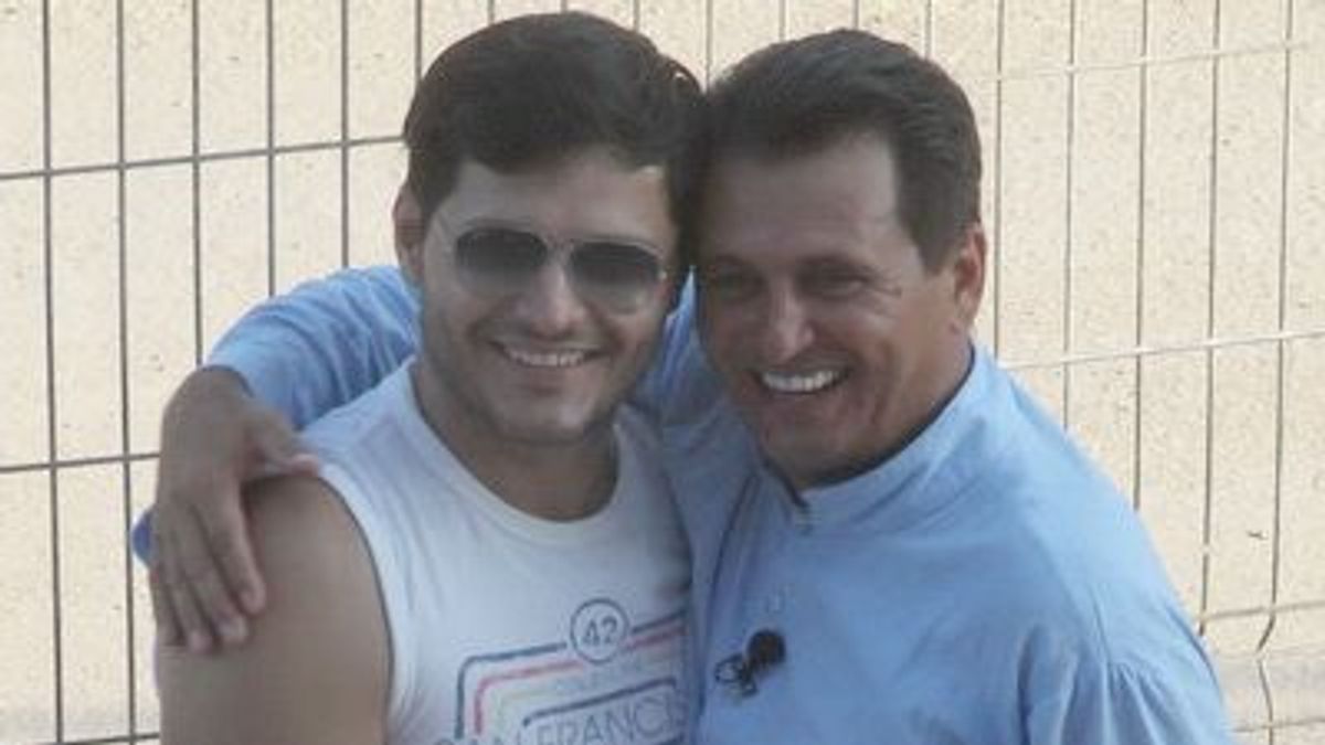 Liviu Varciu se indragosteste de un pui de strut la “Serviti, va rog ...