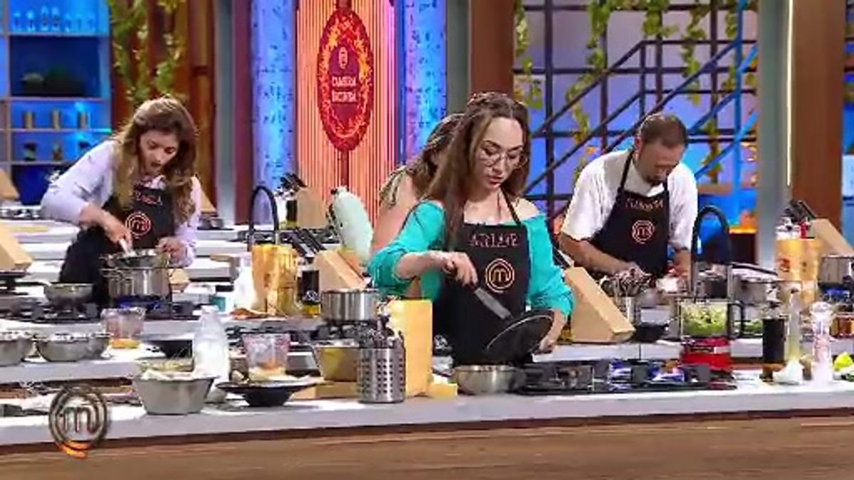 MasterChef, 8 decembrie. Cosmina a trecut proba sub presiune cu primul preparat, dar se ține de ...