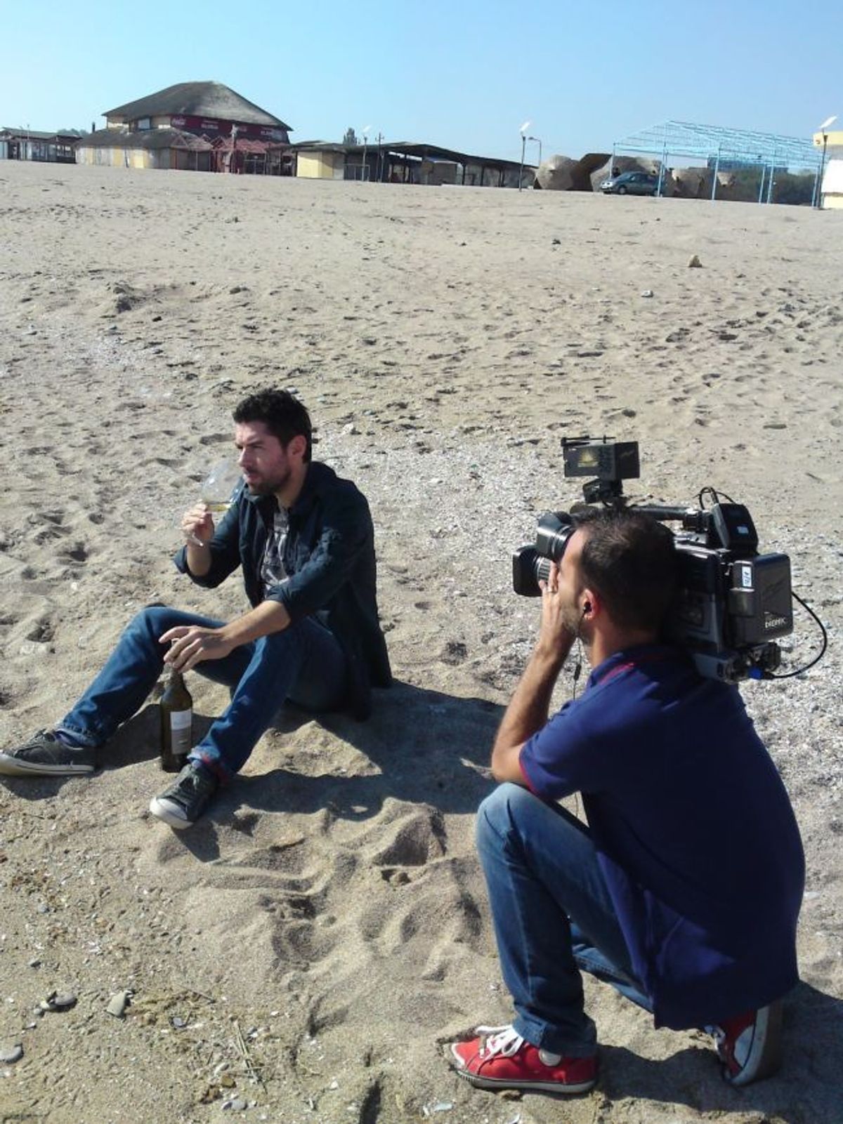 Peste 2.5 milioane de romani au zabovit la un pahar de vin cu Alex Dima ...