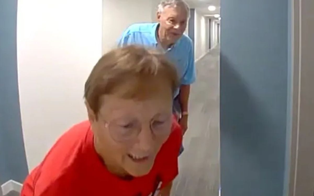 Și-a surprins vecinii cum se plimbă obsesiv prin fața apartamentului ei, iar motivul a șocat-o ...