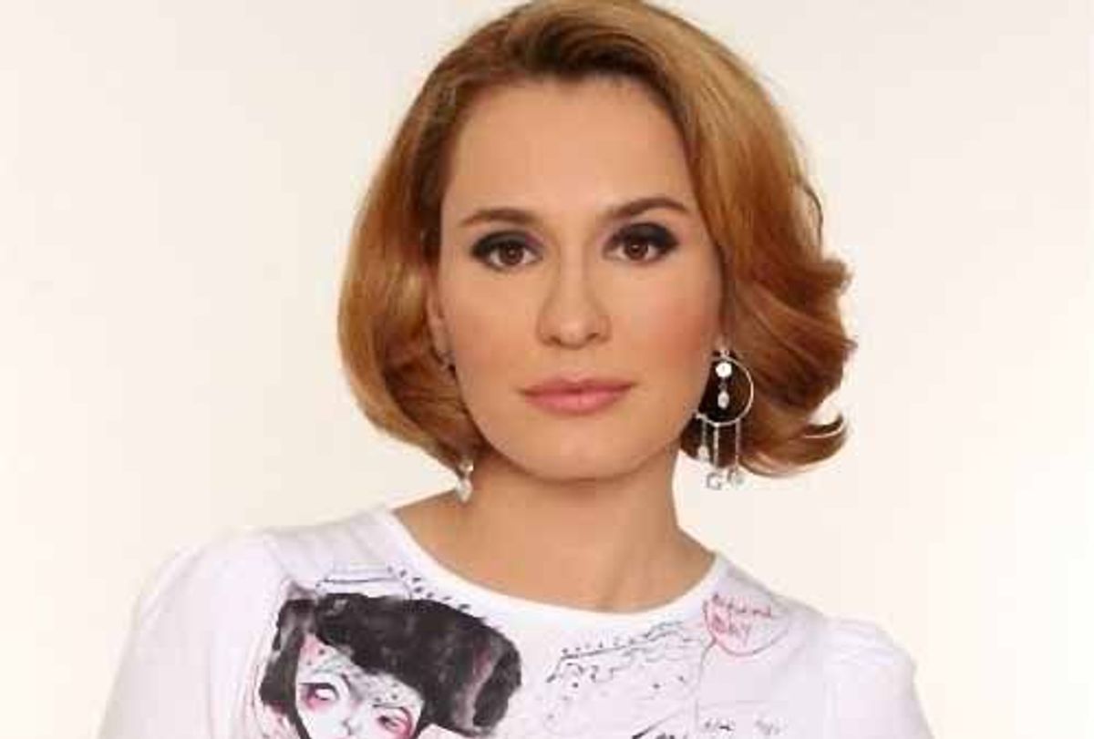 Andreea Esca, imbracata intr-o rochie prinsa cu ace de siguranta. Cum s ...