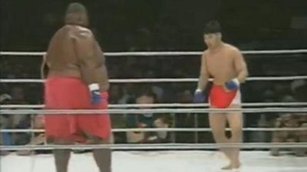 INCREDIBIL! Luptator de sumo versus luptator de arte martiale. Vezi ...