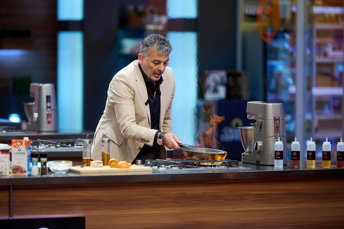 Chef Hadad face o demonstrație de flambare în timp ce prezintă rețeta ...