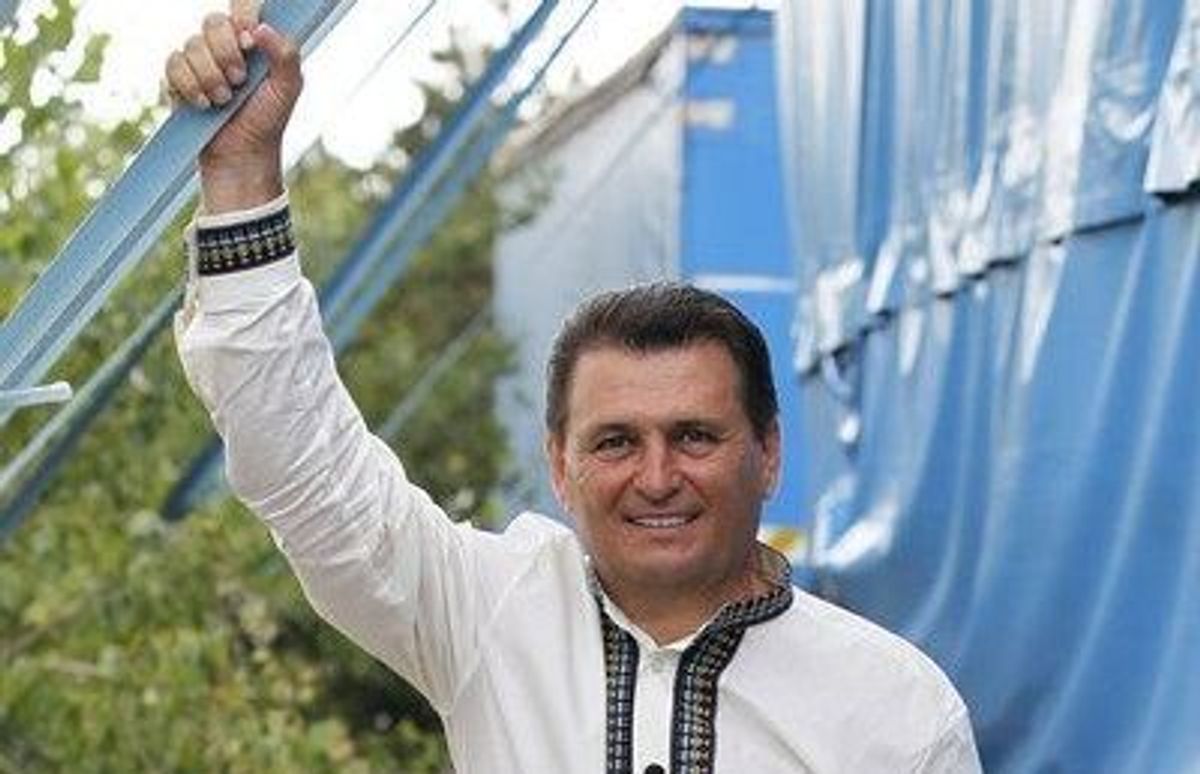 Nea Marin se distreaza chinuind vedetele la "Serviti, va rog". Care vor ...